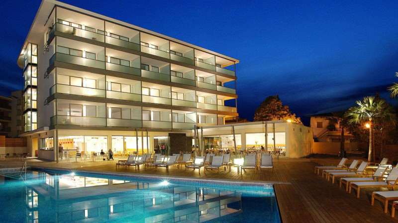 Tarde de Piscina con con Spa & Cena en Aimia Hotel | Hotel Treats